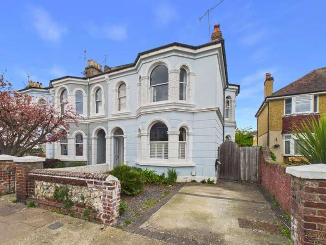 4 Bedroom End Of Terrace House