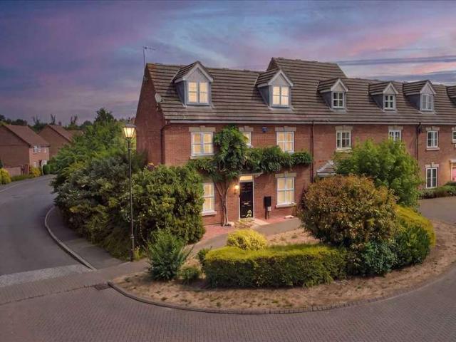 4 Bedroom End Of Terrace House