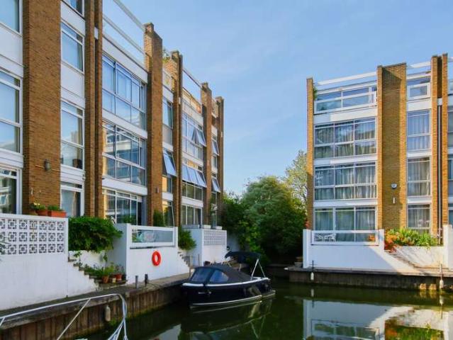 4 Bedroom End Of Terrace House