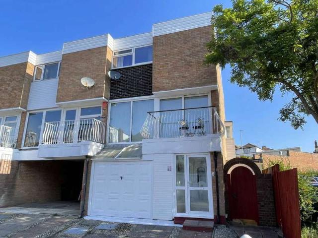4 Bedroom End Of Terrace House