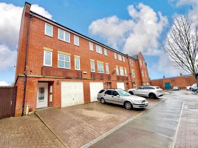 4 Bedroom End Of Terrace House