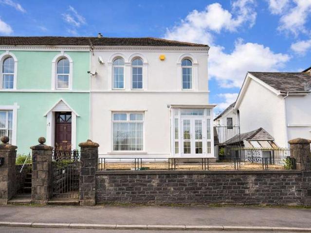 4 Bedroom End Of Terrace House