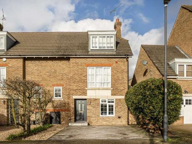 4 Bedroom End Of Terrace House