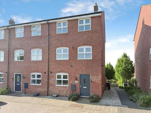 4 Bedroom End Of Terrace House