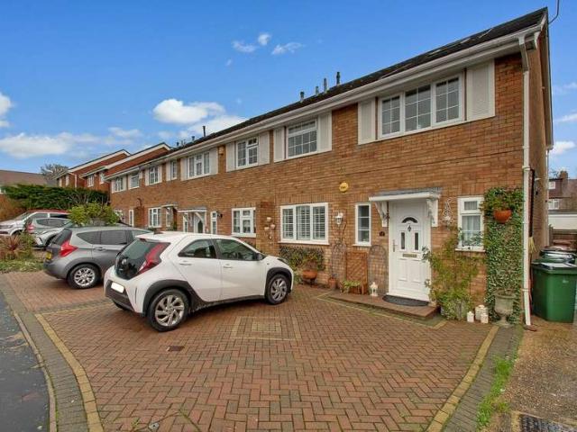 4 Bedroom End Of Terrace House