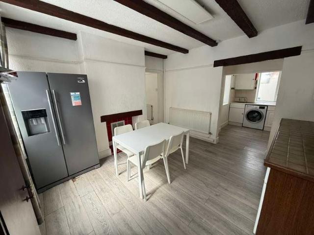 4 Bedroom End Of Terrace House