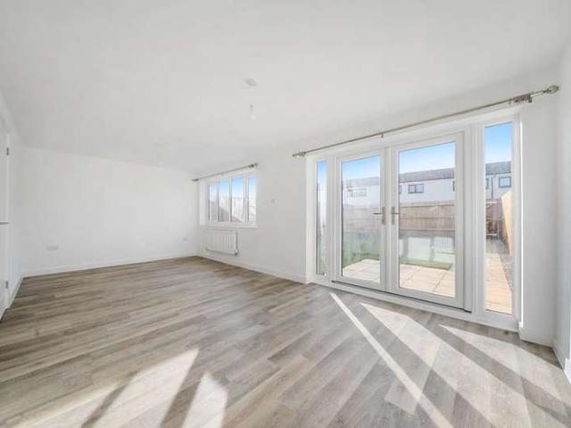 4 Bedroom End Of Terrace House