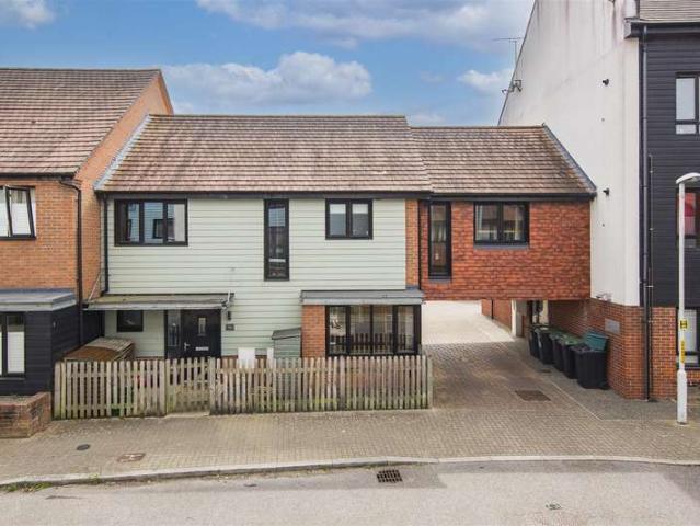 4 Bedroom End Of Terrace House