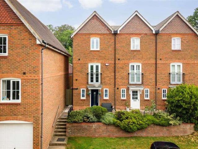 4 Bedroom End Of Terrace House