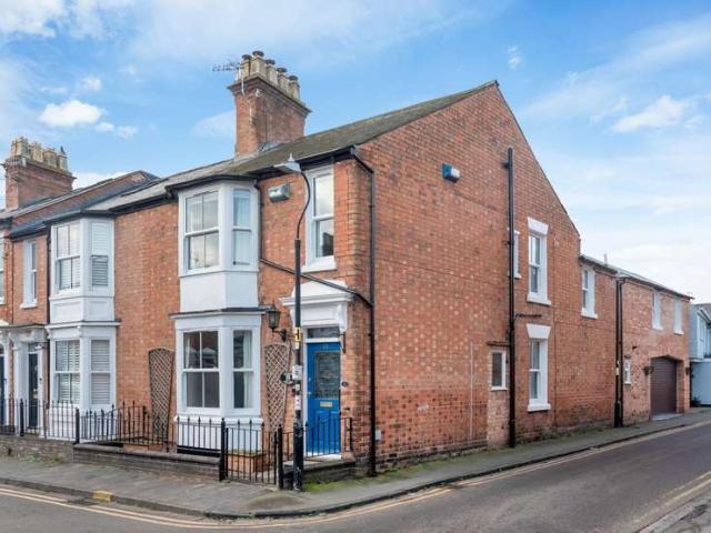 4 Bedroom End Of Terrace House