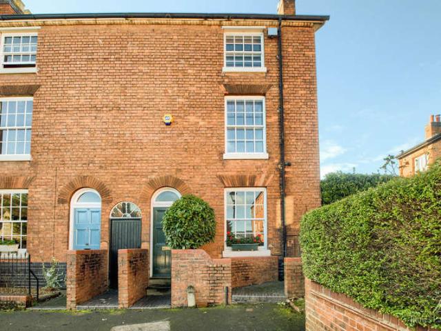 4 Bedroom End Of Terrace House