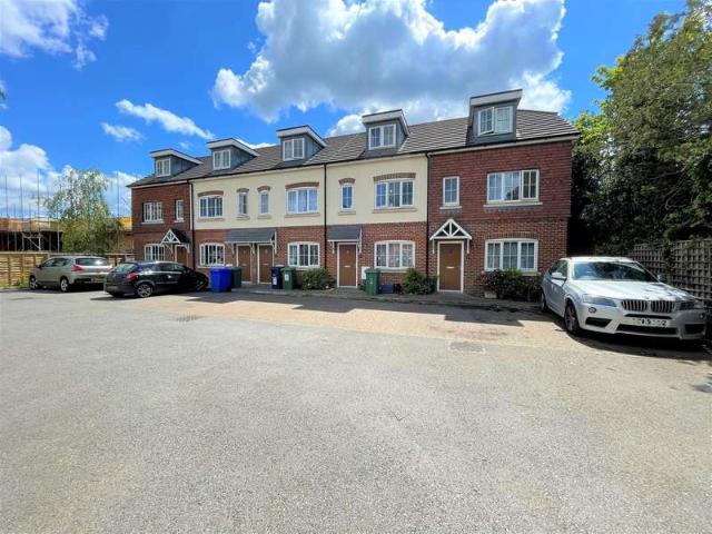 4 Bedroom End Of Terrace House