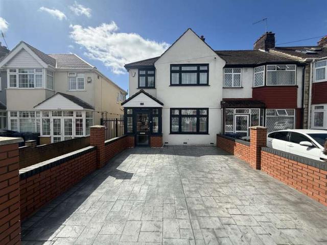4 Bedroom End Of Terrace House