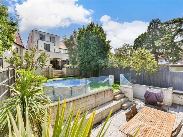 4 Bedroom End Of Terrace House