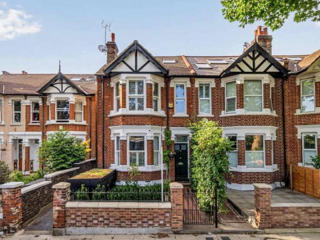 4 Bedroom End Of Terrace House