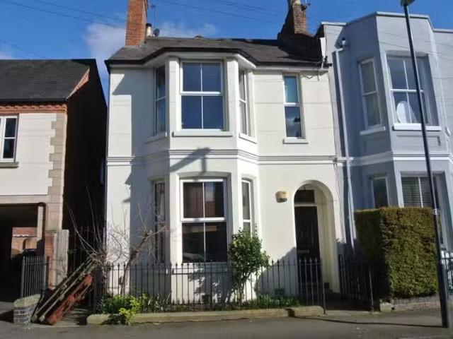 4 bedroom end of terrace house for rent in 27 Campion Terrace.