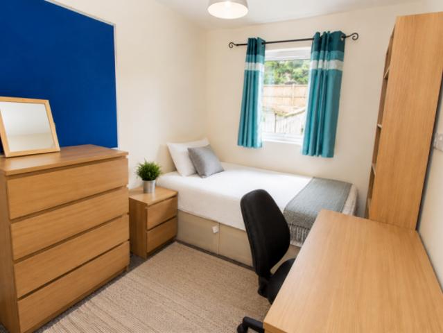 4 bedroom end of terrace house for rent in 4 Bed / West End Student House, LN1