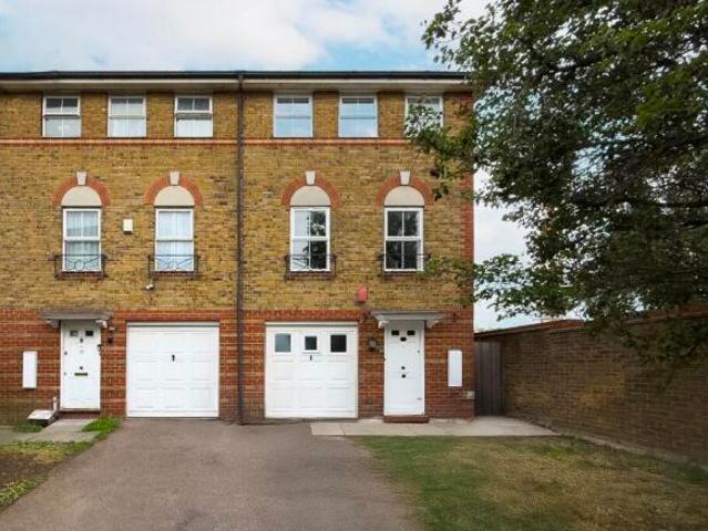 4 bedroom end of terrace house for rent in Compton Close, London, NW11