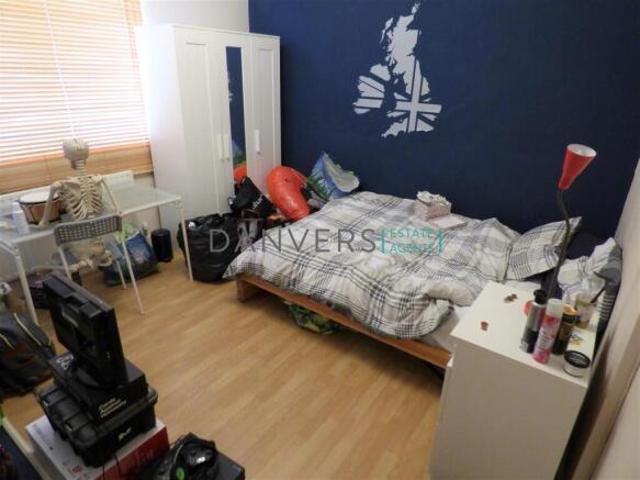 4 bedroom end of terrace house for rent in Compton Road, LE3