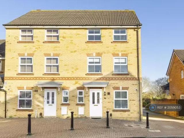 4 bedroom end of terrace house for rent in Crystal Way, Bradle.