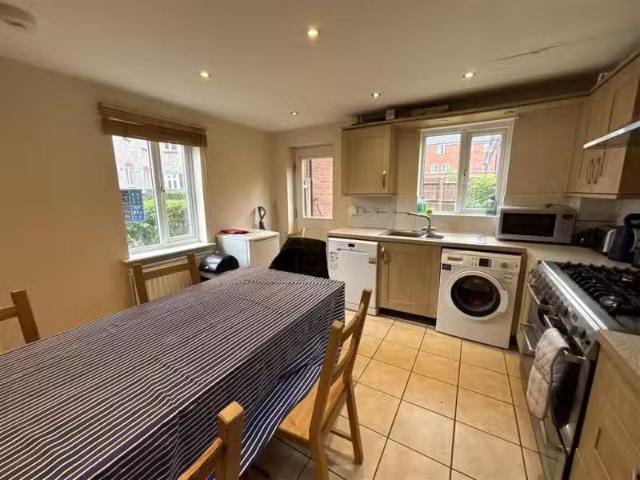 4 bedroom end of terrace house for rent in Amis Walk, Horfield.