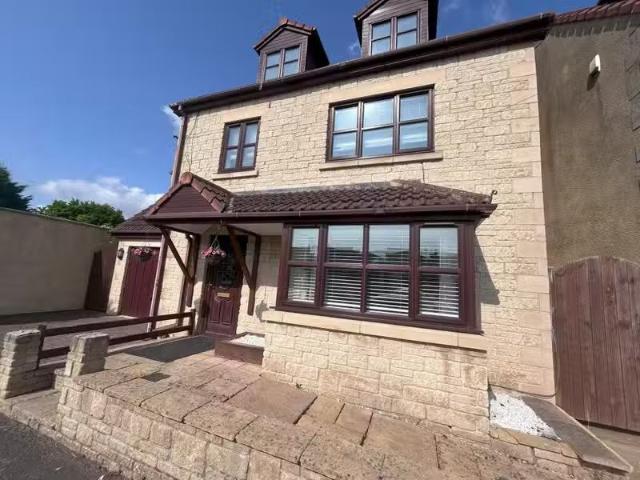 4 bedroom end of terrace house for rent in Alexandra Road, Coa.