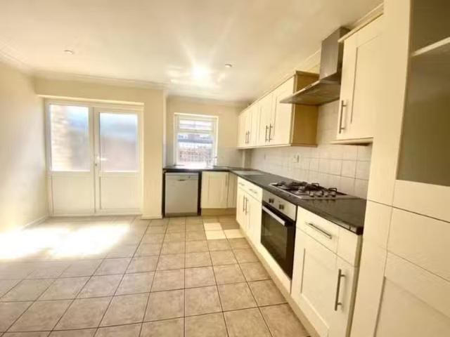 4 bedroom end of terrace house for rent in Barton Crescent, Le.