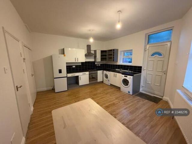 4 bedroom end of terrace house for rent in Belvedere Mount, Leeds, LS11