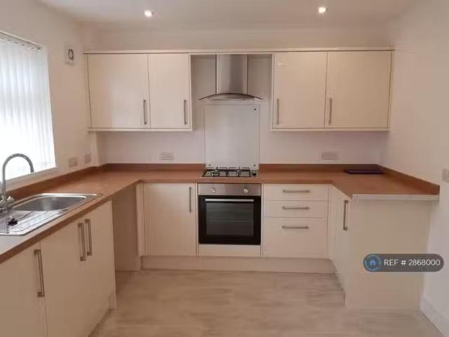 4 bedroom end of terrace house for rent in Brynhyfryd Street.