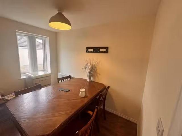 4 bedroom end of terrace house for rent in Braybrook Crescent.