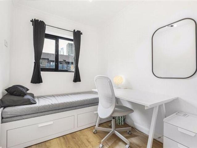 4 bedroom end of terrace house for rent in Bridge House Quay, London, E14