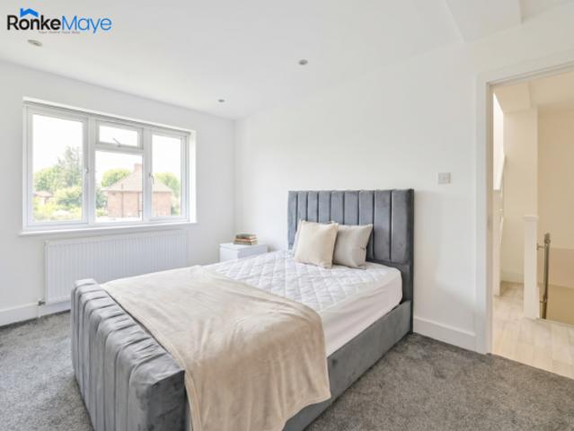 4 bedroom end of terrace house for rent in Brookehowse Road, London, SE6
