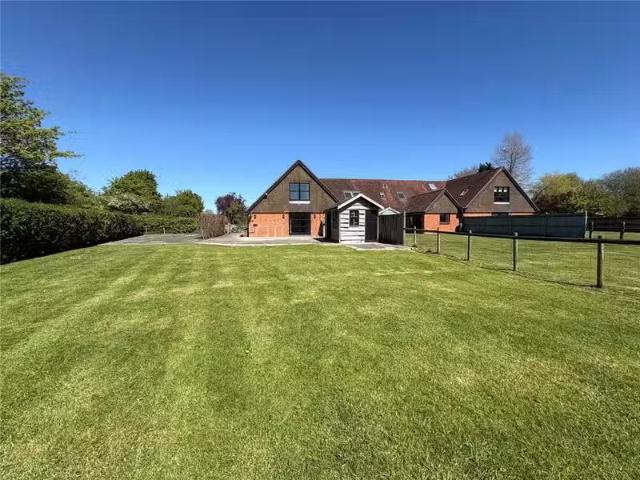 4 bedroom end of terrace house for rent in Greatham, Liss, Ham.