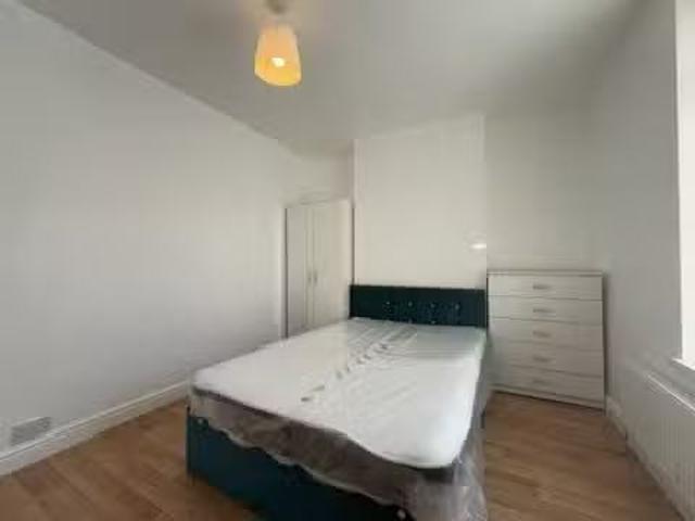 4 bedroom end of terrace house for rent in Daisy Road, Birming.
