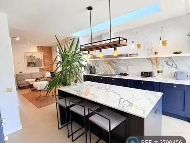 4 bedroom end of terrace house for rent in Foxbury Road, Broml.