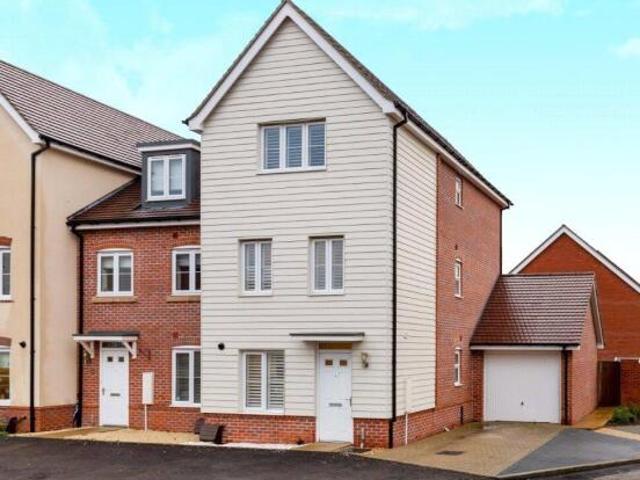 4 bedroom end of terrace house for rent in Forest Road, Woodley, Berkshire, RG5