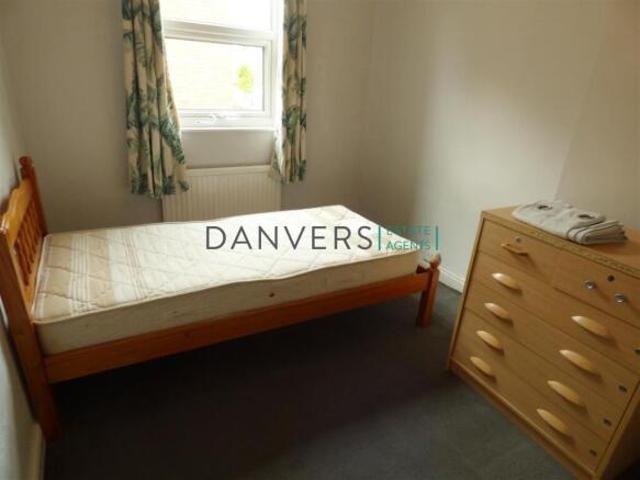 4 bedroom end of terrace house for rent in Fosse Road South, Leicester, LE3