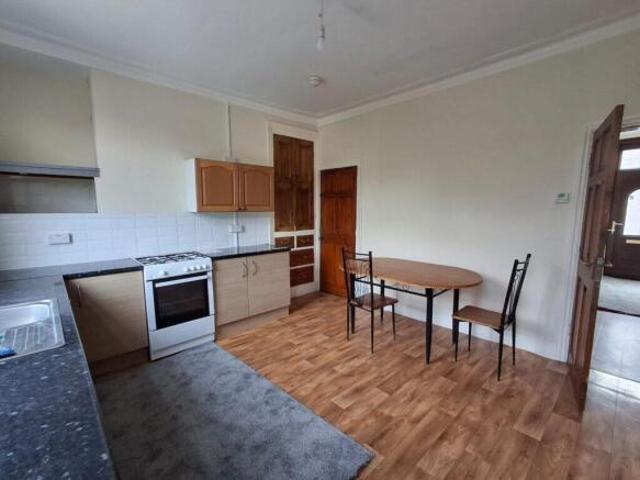 4 bedroom end of terrace house for rent in Hill Top Mount, Leeds, LS8