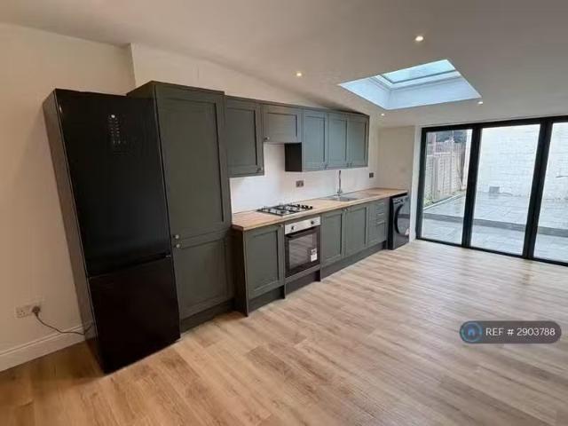 4 bedroom end of terrace house for rent in Oval Road, Croydon.