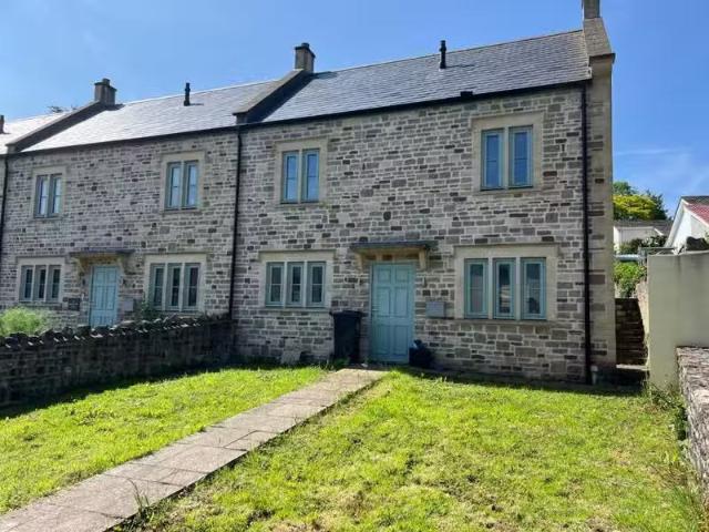 4 bedroom end of terrace house for rent in Long Street, Crosco.