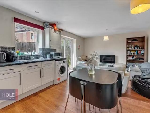 4 bedroom end of terrace house for rent in Longmead Avenue, Bi.