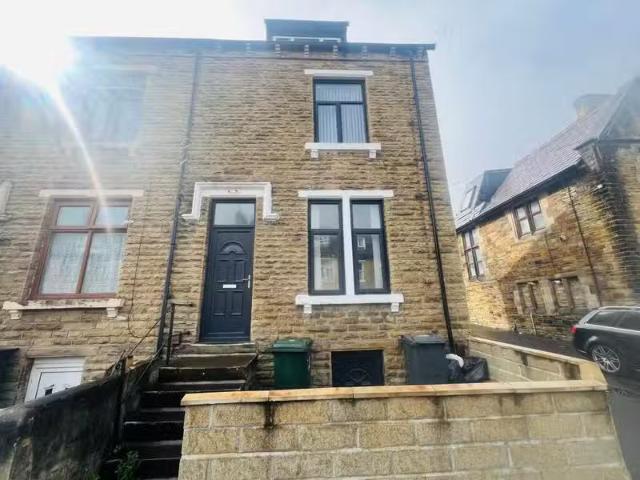 4 bedroom end of terrace house for rent in Leamington Street.