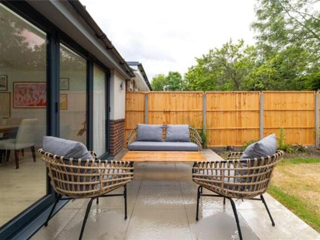 4 bedroom end of terrace house for rent in Lyndhurst Avenue, London, NW7