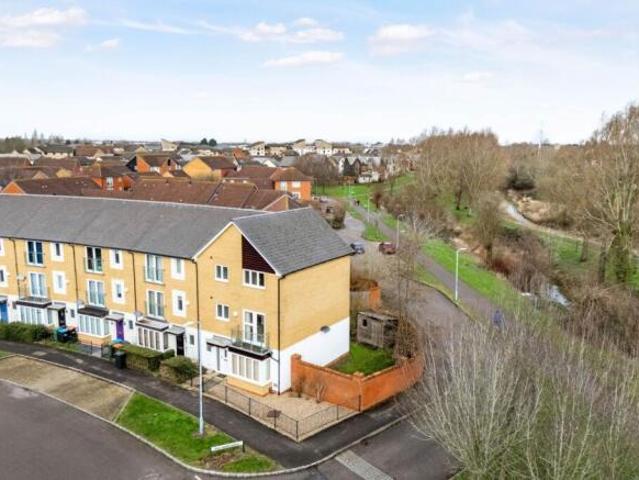 4 bedroom end of terrace house for rent in Milton Road, Broughton, MK10