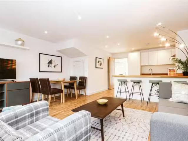4 bedroom end of terrace house for rent in Newfoundland Road.