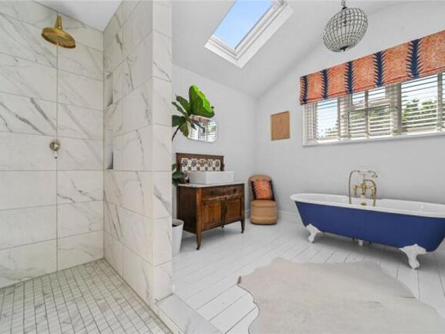 4 bedroom end of terrace house for rent in Selsdon Road, London, E11