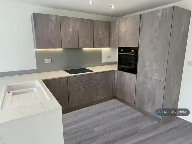 4 bedroom end of terrace house for rent in Spring Meadows, Lee.