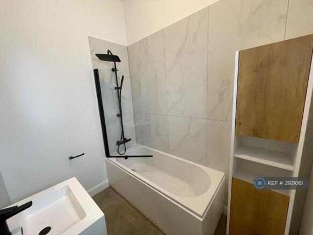 4 bedroom end of terrace house for rent in Spring Meadows, Leeds, BD11