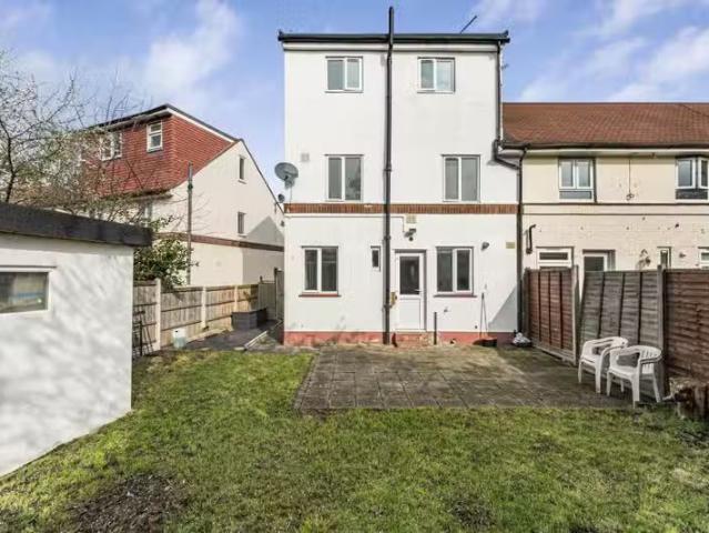 4 bedroom end of terrace house for rent in Streimer Road, Lond.