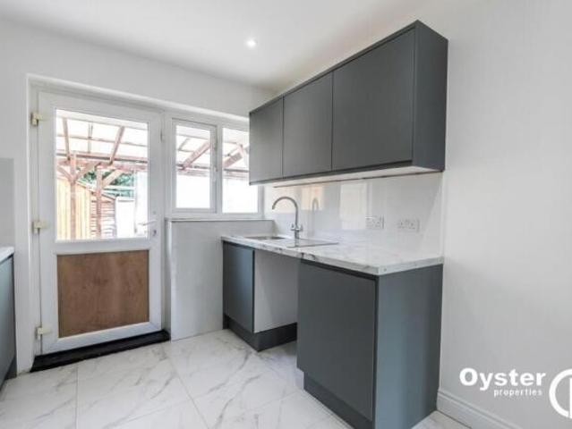 4 bedroom end of terrace house for rent in Summers Lane, London, N12